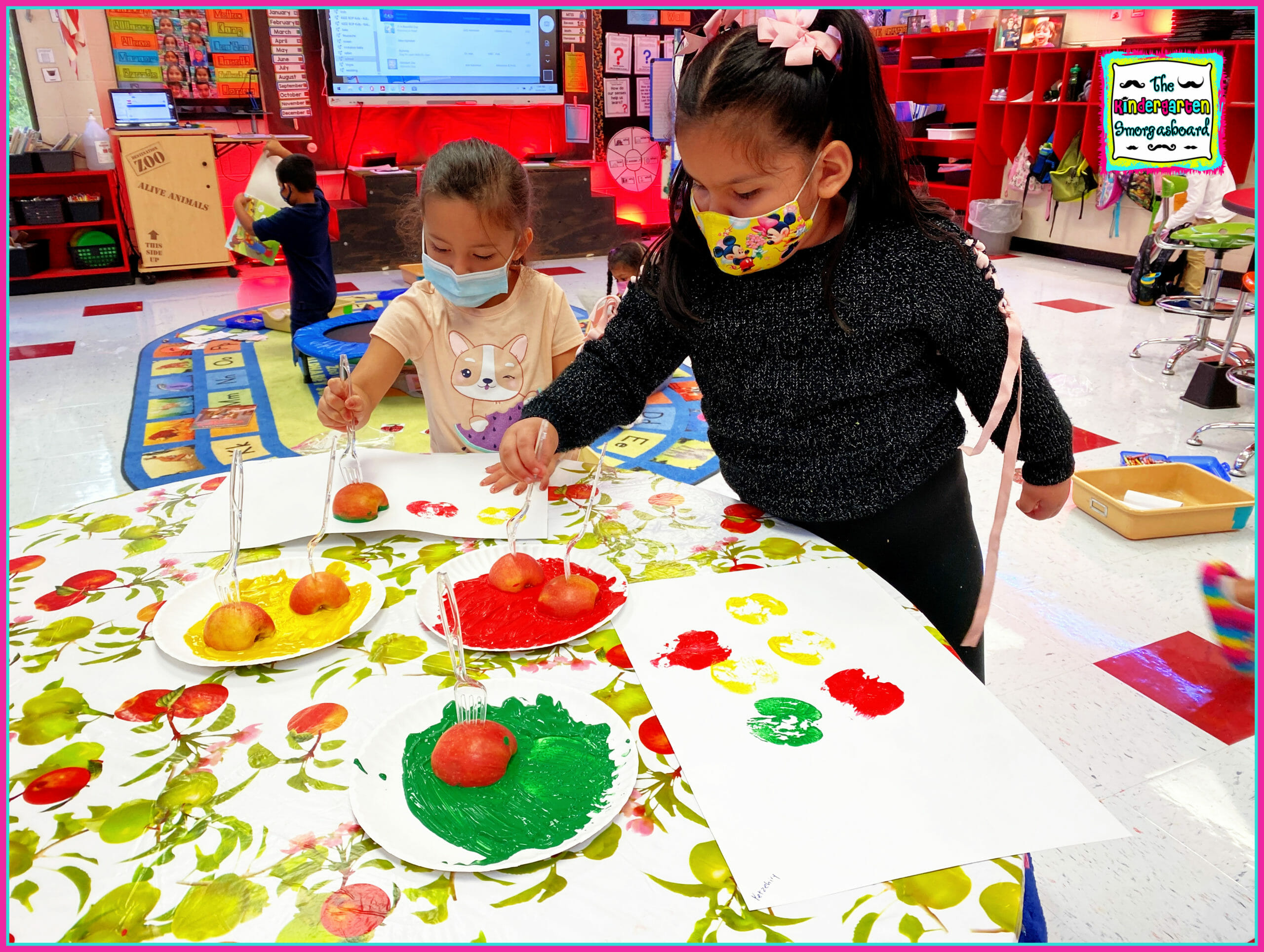 making-apple-prints- – The Kindergarten Smorgasboard